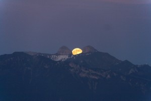 O Espetacular Nascer Da Lua Cheia Entre Duas Montanhas na Suíça – SPACE ...
