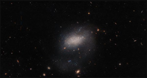 Uma Galáxia Anã Irregular E Um Visitante Em Imagem Espetacular do Hubble – SPACE TODAY – NASA ...