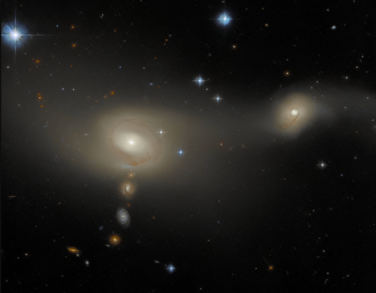 Hubble Faz Imagem Espetacular de Sistema De Galáxias Peculiares ...